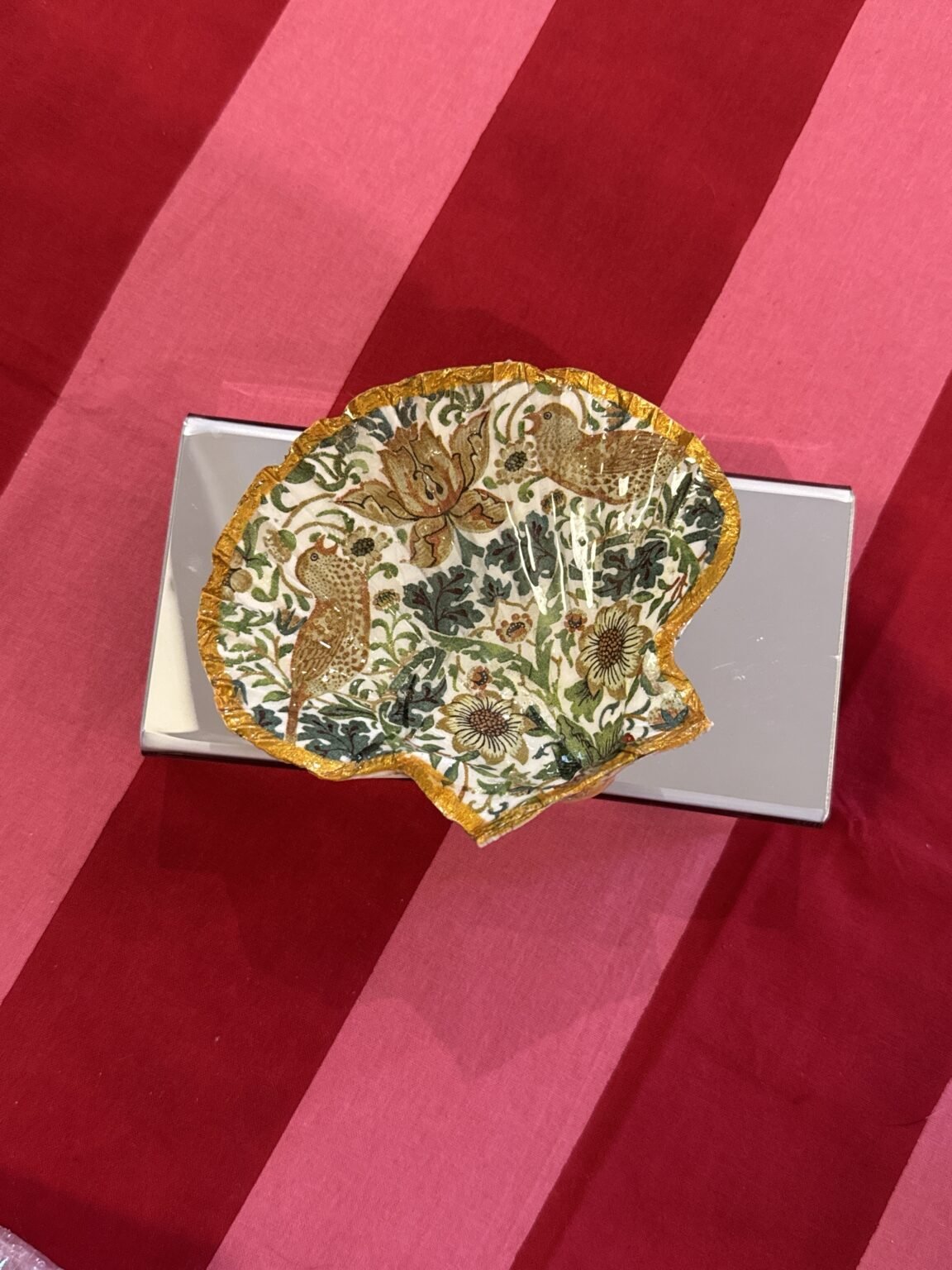 William Morris Scallop Shell - Oystera UK